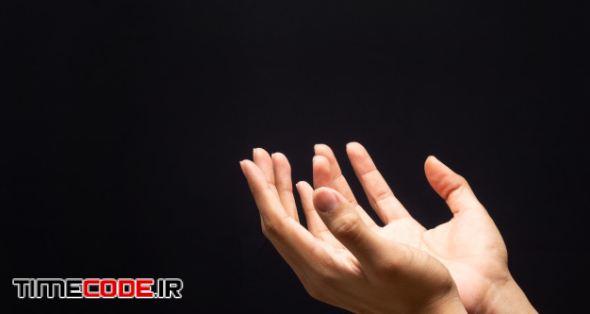 دانلود عکس دست در حال دعا کردن Praying Hands In The Dark – تایم کد