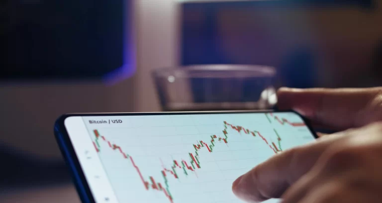 دانلود فوتیج بررسی چارت بیت کوین روی گوشی Bitcoin Cryptocurrency Price